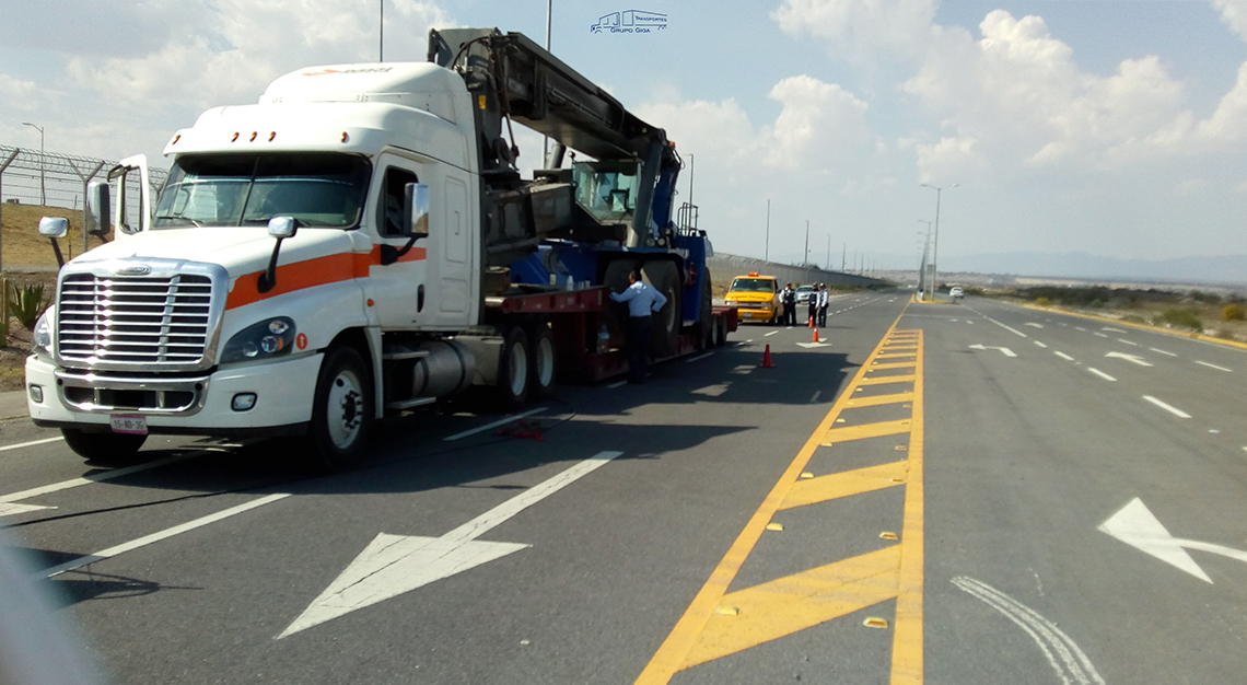 Transporte de Carga en Plataforma Lowboy en Puebla México | Fletes en ...